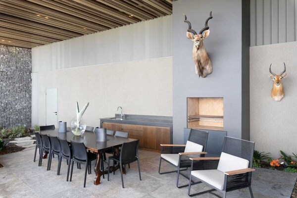 Stunning Clifftop Villa With Dreamy Ocean Views - Camps Bay