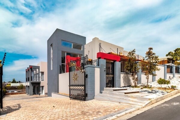 Luxurious Penthouse Getaway In Bellville - Cape Town