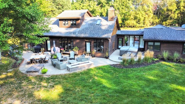 The Lodge- Luxury Lakefront Retreat - Big Rapids, MI