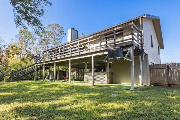 Treehouse Vibes! - 3br/2ba Stilt Home -- 10 Min From Beach -- Pet-friendly - Holiday, FL