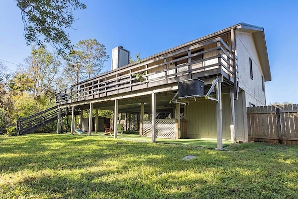 Treehouse Vibes! - 3br/2ba Stilt Home -- 10 Min From Beach -- Pet-friendly - Holiday, FL