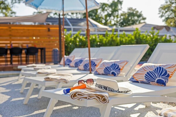 Family-friendly Oasis: 5br~sports Court~large Heated Pool~spa~puttputt~game Room - クリアウォーター, FL