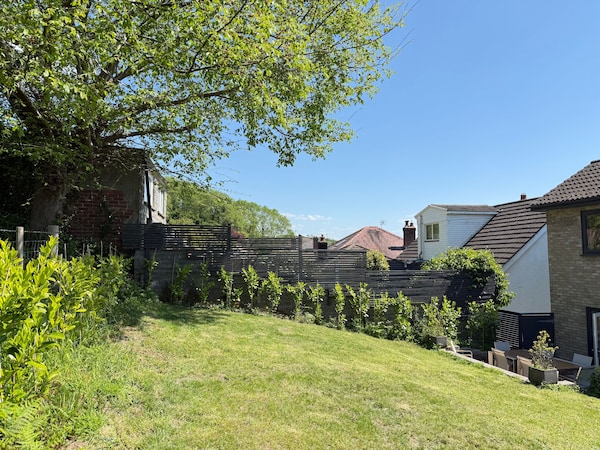 Pembury  Spacious And Contemporary 4 Bedroom Holiday Retreat - Llanelli