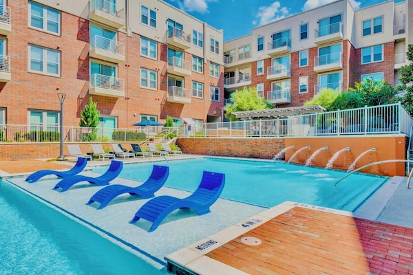 Lux Modern Apartment With Pool View & Prime Location In Vibrant Frisco - Frisco, TX