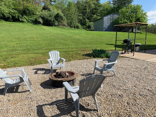 Charming Home In Prime Location. Close To Caves/state Park/lake/shopping - Logan, OH