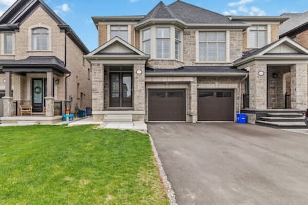 Beautiful 3 Bd  Home Away From Home - Burlington