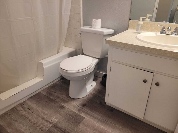 Charming Double Queen Bed Unit In Beverly Hills With Ac + Wifi - Beverly Hills, CA
