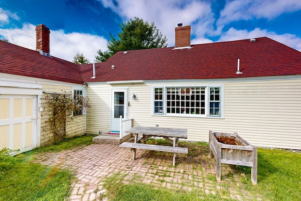 Charming Seaside Cottage With A Gas Fireplace, Spacious Patio, And Nearby Hiking - Acadia National Park