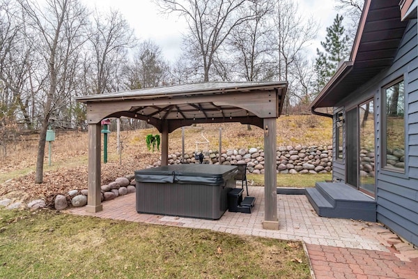 Stylish Cabin-hot Tub Game Room Near Sand Valley - Wisconsin