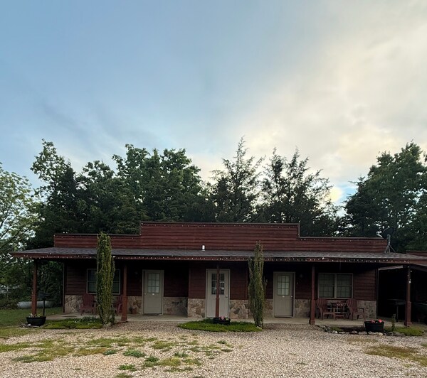 Charming Bunk House Suite In  Eminence With Ac/heat, Kitchenette & Full Bath - Eminence, MO