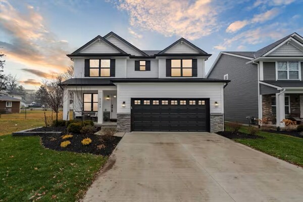 4mins Dt Hot Tub+ Fire Pit  Game Room - Westland, MI