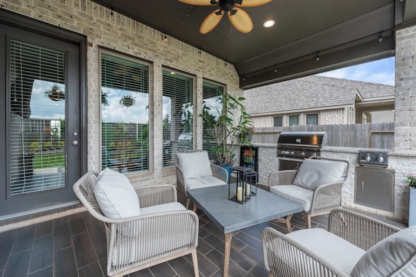 Charming 3-bd House W/ Nearby Lake Access, Pickleball Court, & Outdoor Kitchen - Texas Renaissance Festival