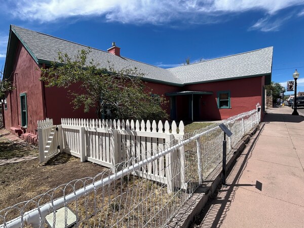 Charming 1800's Fully Modernized Farmhouse In Downtown Silver City- Pet Friendly - Silver City, NM