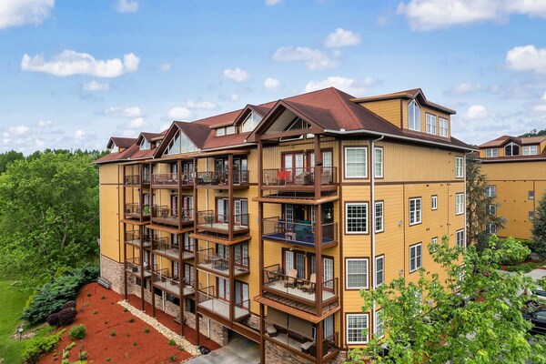 Cozy Condo On Pigeon Forge Strip W/ River Views & Resort Pool - Sevierville, TN