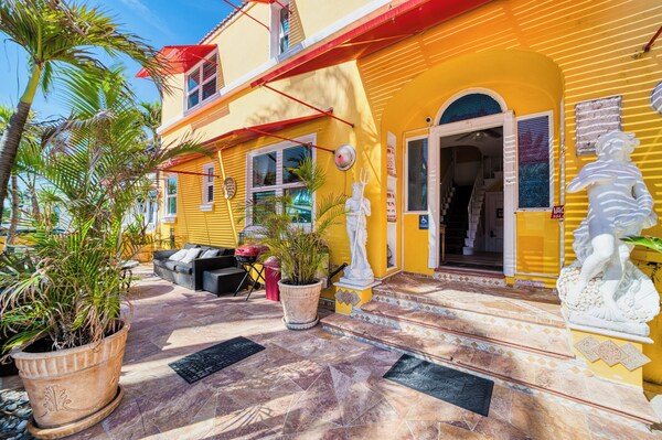 1 Br Beach Suites Steps From The Sand & Prime Location With Chairs/bikes/hot Tub - 선라이즈