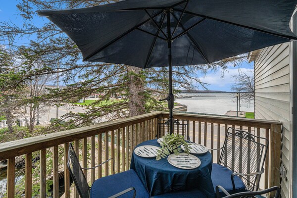 Downtown Boyne City Charmer With Stunning Lake Charlevoix And Boyne River Views. - Boyne City, MI