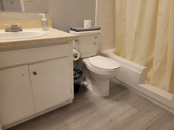 Charming Hotel Style Unit In Beverly Hills With Ac + Wifi - San Fernando Valley, CA