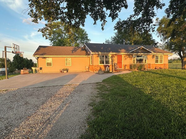 Spacious 5-bedroom House With Ac, Wifi In Tranquil Butler. Right Outside Of Town - Butler, MO