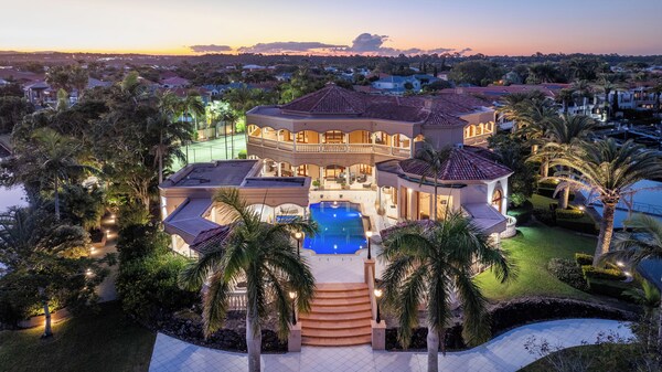 Bellagio Gold Coast / Luxury Mansion Waterfront - Brisbane