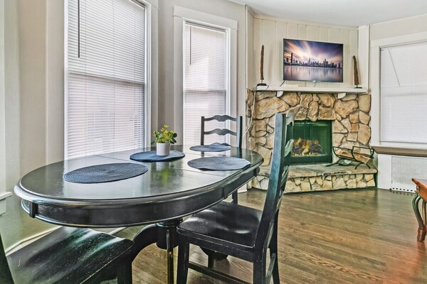 Beautiful Updated 5 Bedroom House Near Naval Base! - Libertyville, IL