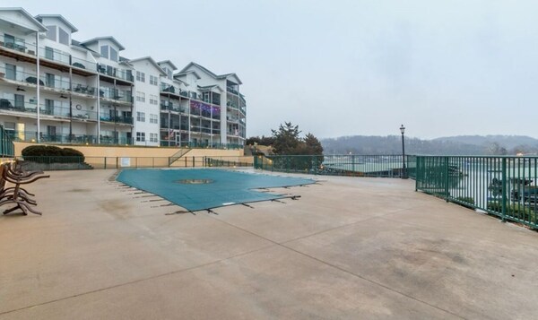 Lake Of The Ozarks Premier Lakefront 3-bedroom Condo. Fishing, Swimming,boating. - Camdenton, MO