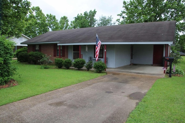 Ella's Place Is A Charming 3-bedroom House With Ac, Wifi In East Columbus - Columbus, MS