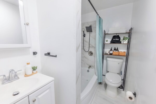 City Escape W/ 2 Bath, 10 Beds, We Pay 1/2 Parking - Brooklyn, NY