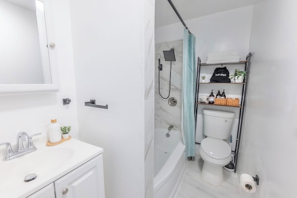 City Escape W/ 2 Bath, 10 Beds, We Pay 1/2 Parking - Brooklyn, NY