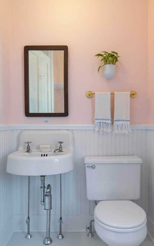 Bright And Beautiful Farmhouse At Wanderwood - Damariscotta, ME