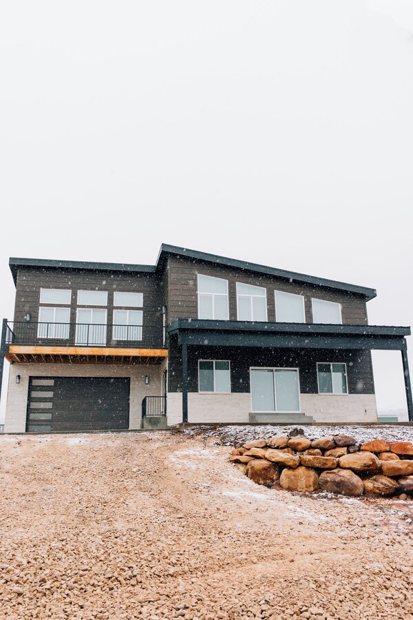 Modern Rustic Cabin - Sleeps 26 - Hot Tub, Theatre, Pickleball, Putting Green - Garden, UT