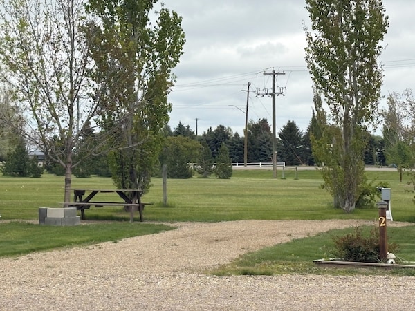"Luxury Trailer Getaway  Cobblestone Rv Park (Sleeps 6!)" - Calgary