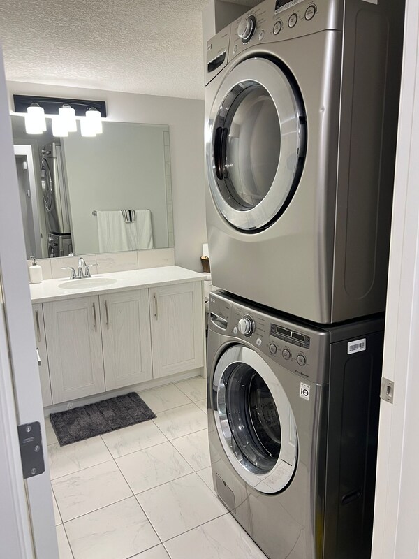 Cozy 1 Bedroom Basement Suite On Howse Crescent + 15 Minutes To Airport - Calgary
