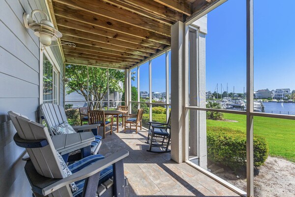 First Floor Dog Friendly Marina Condo With Access To The St James Beach Club & Pool On Oak Island - Oak Island, NC