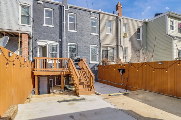 < 1 Mi To Howard University: Townhome W/ Deck - Silver Spring, MD