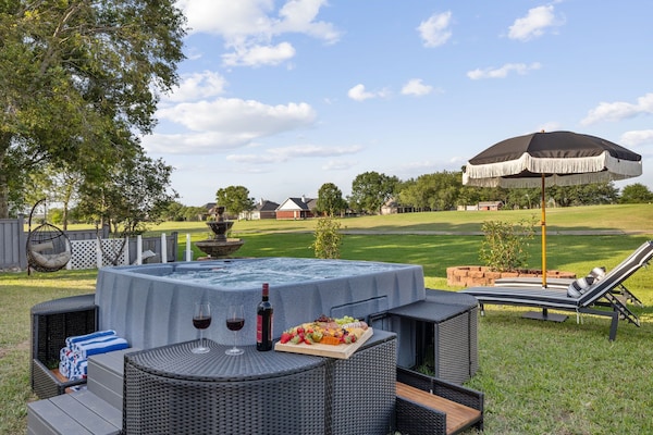 Golf-side Luxe Escape Sleeps 13 Hot Tub & Theater - Port Arthur, TX