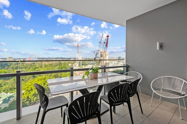 Prime City Stay | Steps To River Mall & South Bank - Spring Hill