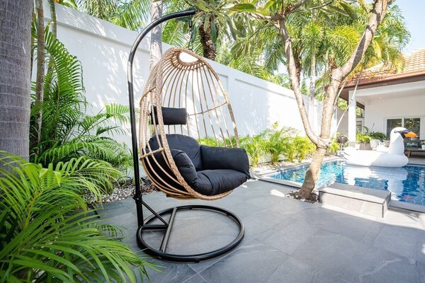 Beach Pool Villa With Private Beach Access  2 Bedrooms, Pratamnak Hill, Pattaya - Jomtien