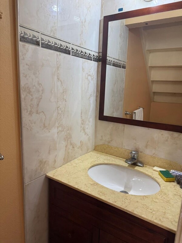 Comfortable 2-bedroom Townhouse In Oaklands, Wif, Wall Fans, Ac In Bedrooms, Etc - Kingston