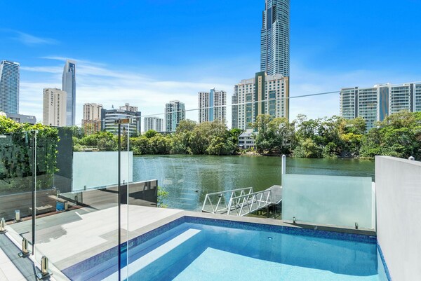 Island Getaway  Spacious Tri-level Luxury In Surfers Paradise - Gold Coast