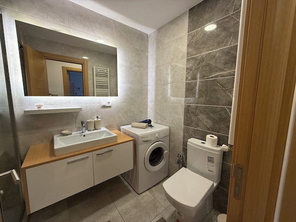 2 Bedroom 1 Living Roombig Apartment With Ac, Wifi,free Parking - Estambul
