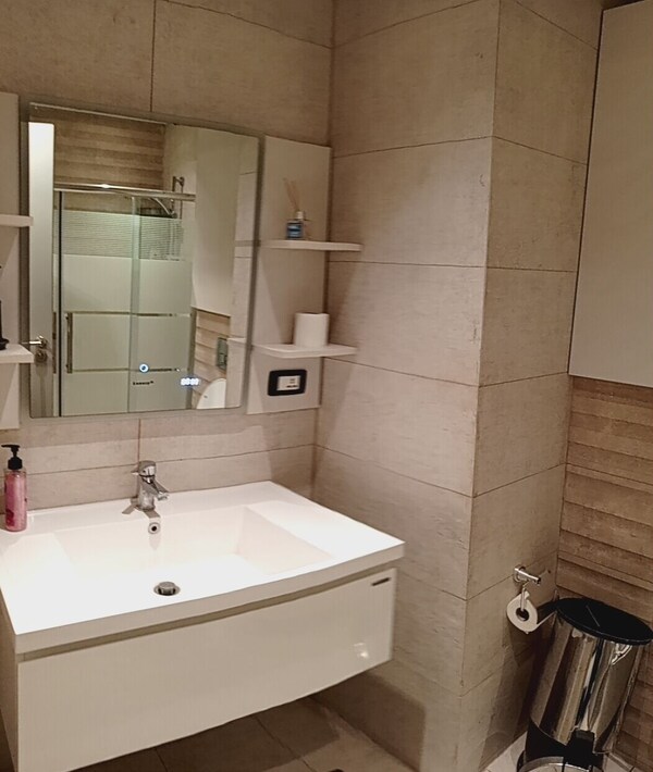 Cozy 1-bedroom Apartment With Wifi, Ac In Charming Amman - Amman