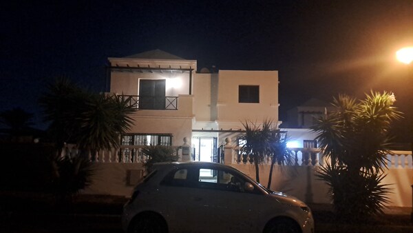 Casa Kari Muy Cerca Aeropuerto,grande .Terraza Grande.private.near To Beach And - Lanzarote