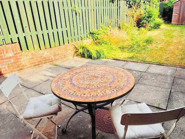 Convenient 2 Bedroom Home With Parking In Taunton - Taunton