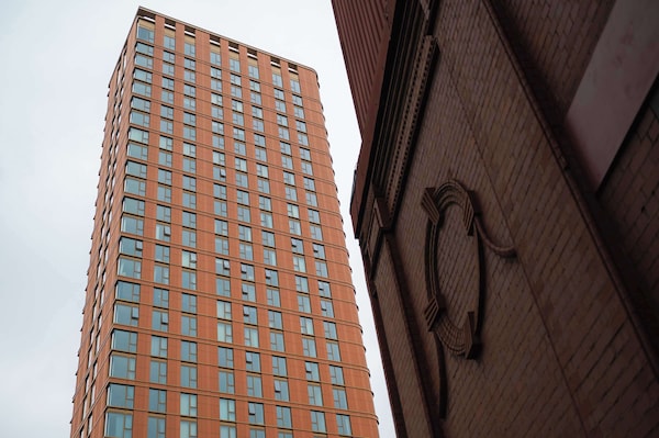 Bright & Modern 2 Bed Flat In Central Birmingham - Aston University Main Building