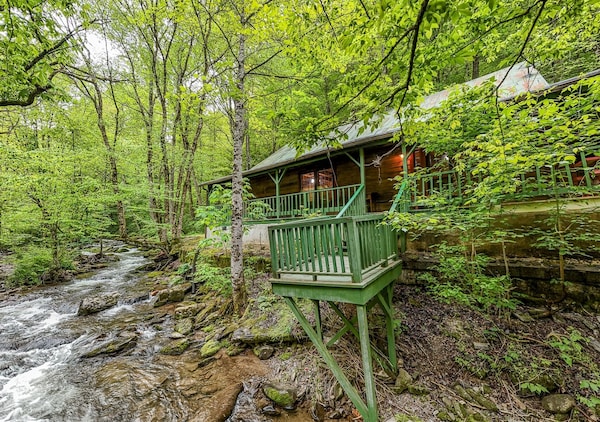 Larky Lodge- Creekside Cabin - Bryson City, NC