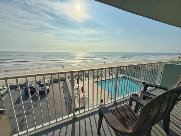 Fantastic Ocean Front Studio W/balcony In Daytona - Daytona Beach, FL
