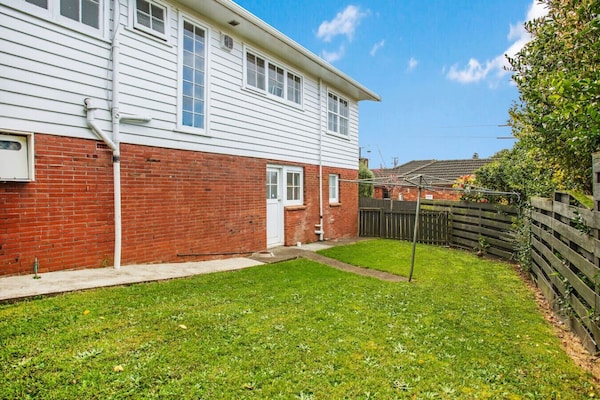 Sunlit Glow Spacious 5br Home On Ladies Mile - Auckland
