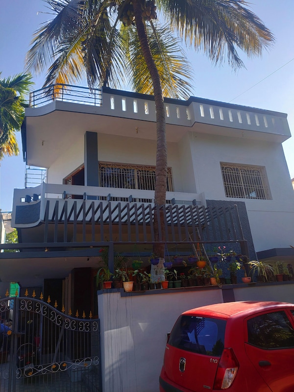 Charming 3-bedroom Park View Houseac, Reliable Wifi & Welcoming Mysuru Vibes - 邁索爾縣