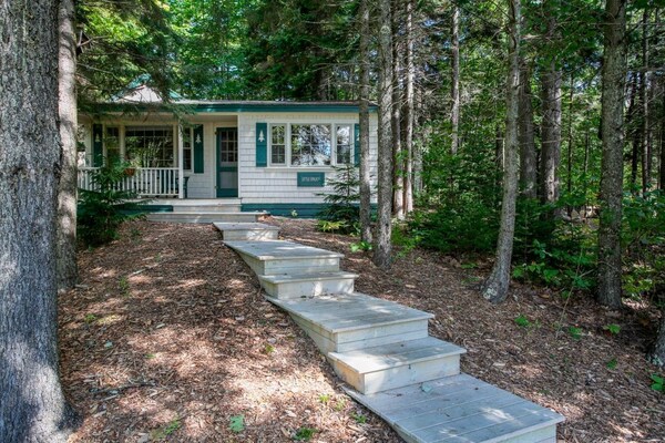 Woodland Cottage | Fireplace | No Hidden Fees - Boothbay Harbor, ME