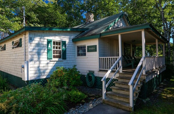 Cozy Forest Cottage + 2 Porches | No Hidden Fees - Boothbay Harbor, ME